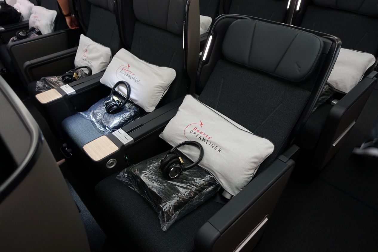 Review: Qantas Boeing 787-9 Dreamliner premium economy, Perth-London ...