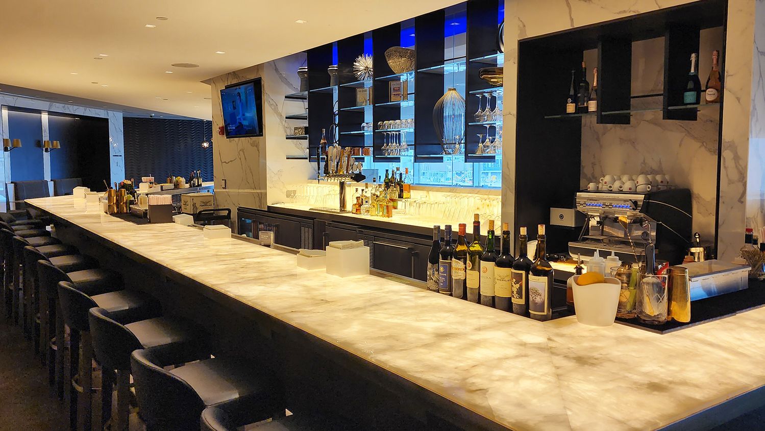 Review: United Airlines Polaris Lounge, Newark Liberty International ...