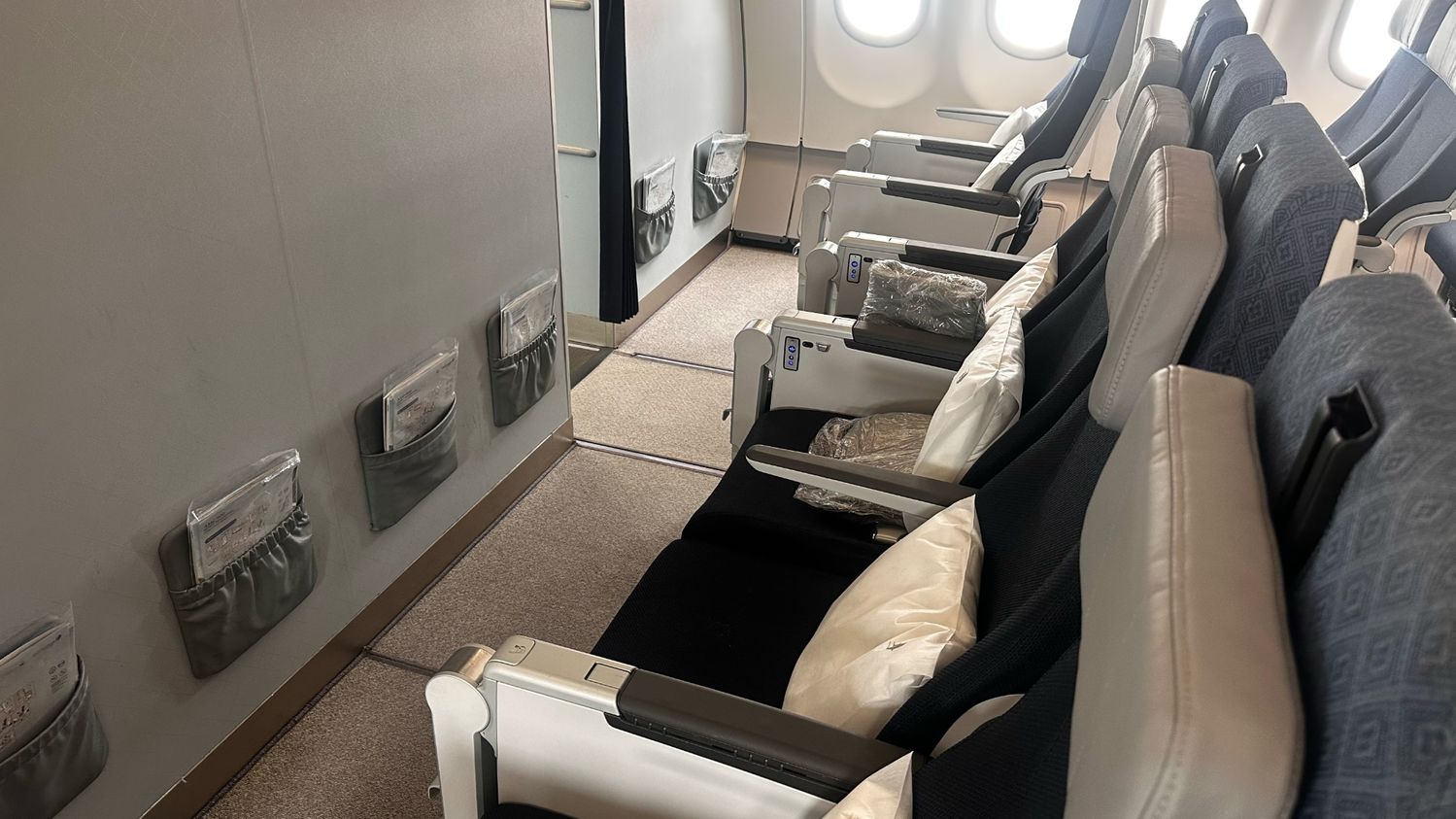 Review: Malaysia Airlines A330neo extra legroom economy - Executive ...