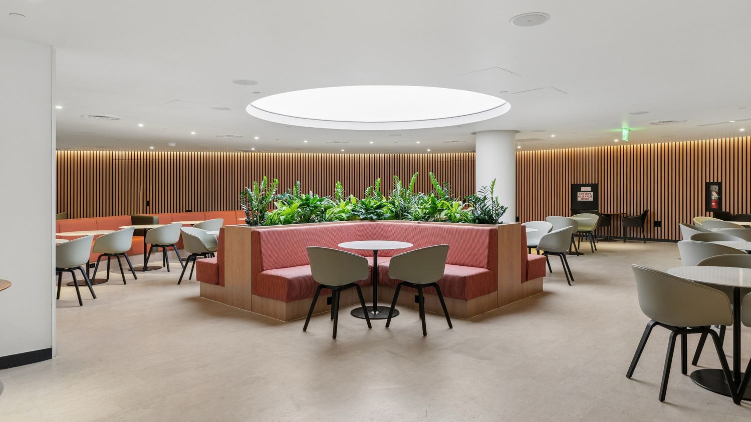 Revealed: new-look Qantas Oneworld LAX business class lounge ...