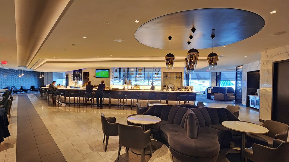 Review: United Airlines Polaris Lounge, Newark Liberty International ...