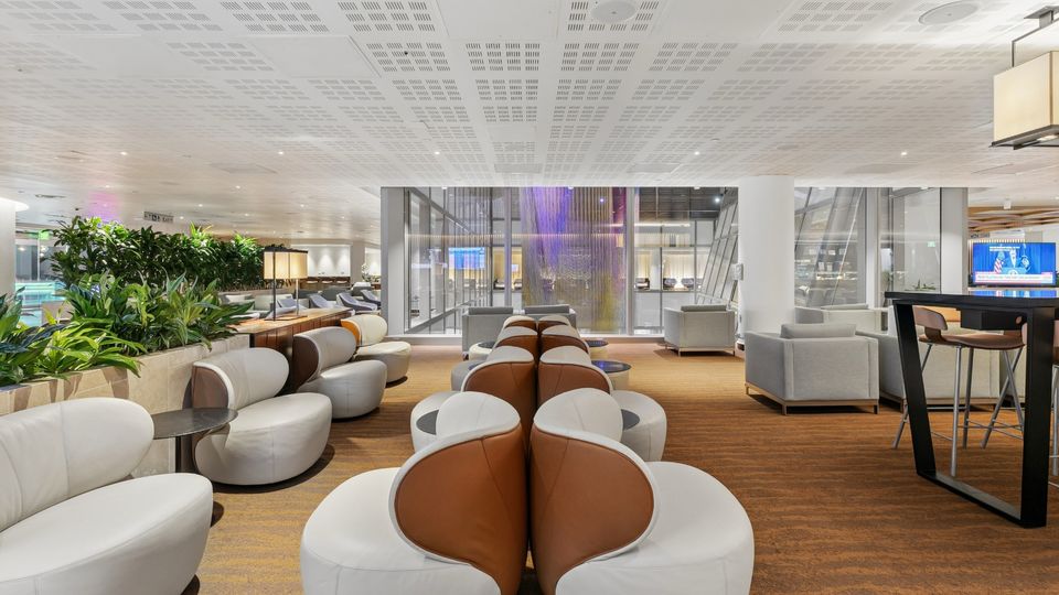 Revealed: new-look Qantas Oneworld LAX business class lounge ...